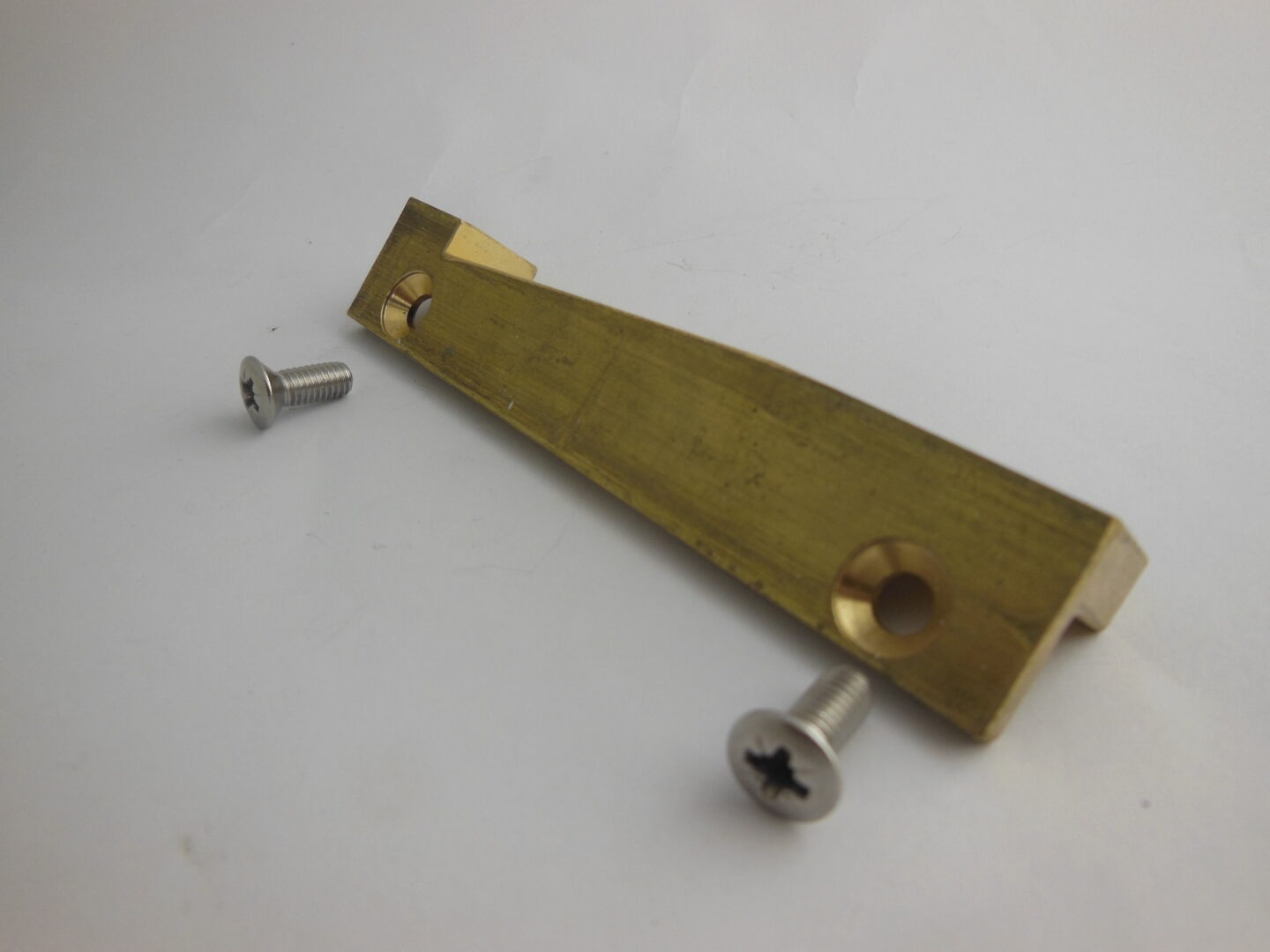 Wedge brass for hatches, RH - www.winel.nl